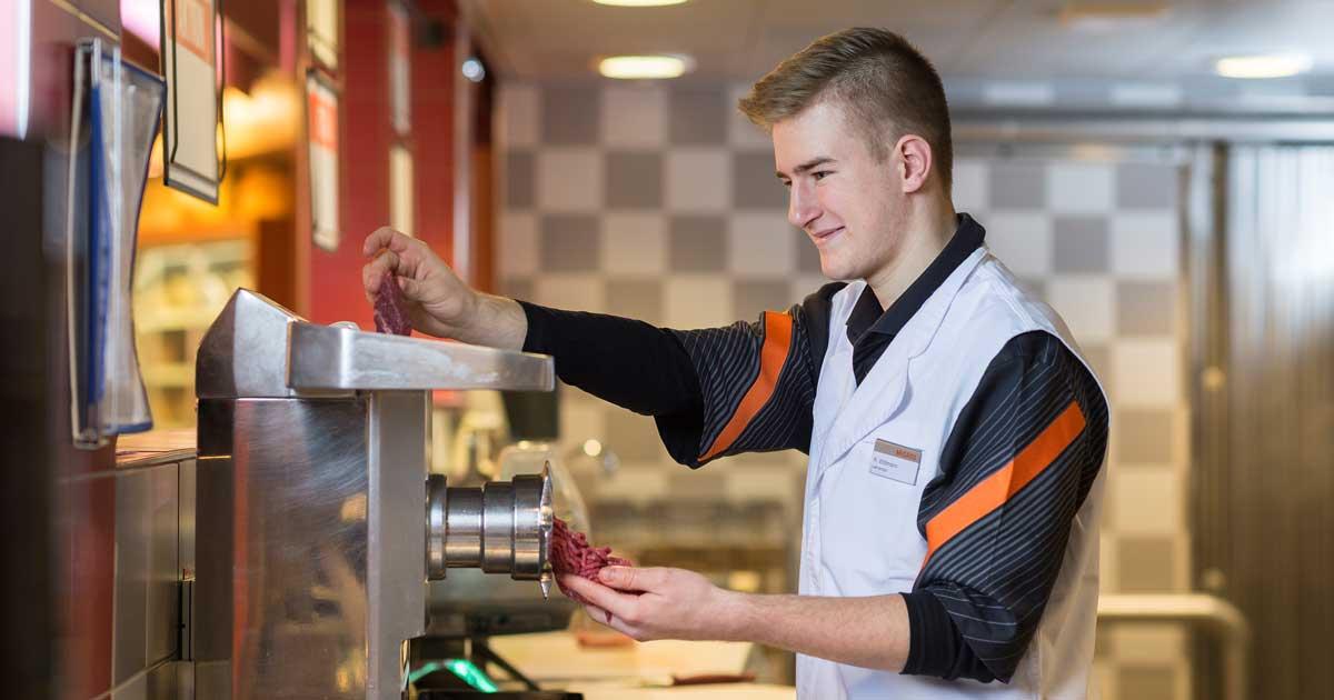 An der Fleischtheke | Migros Aare